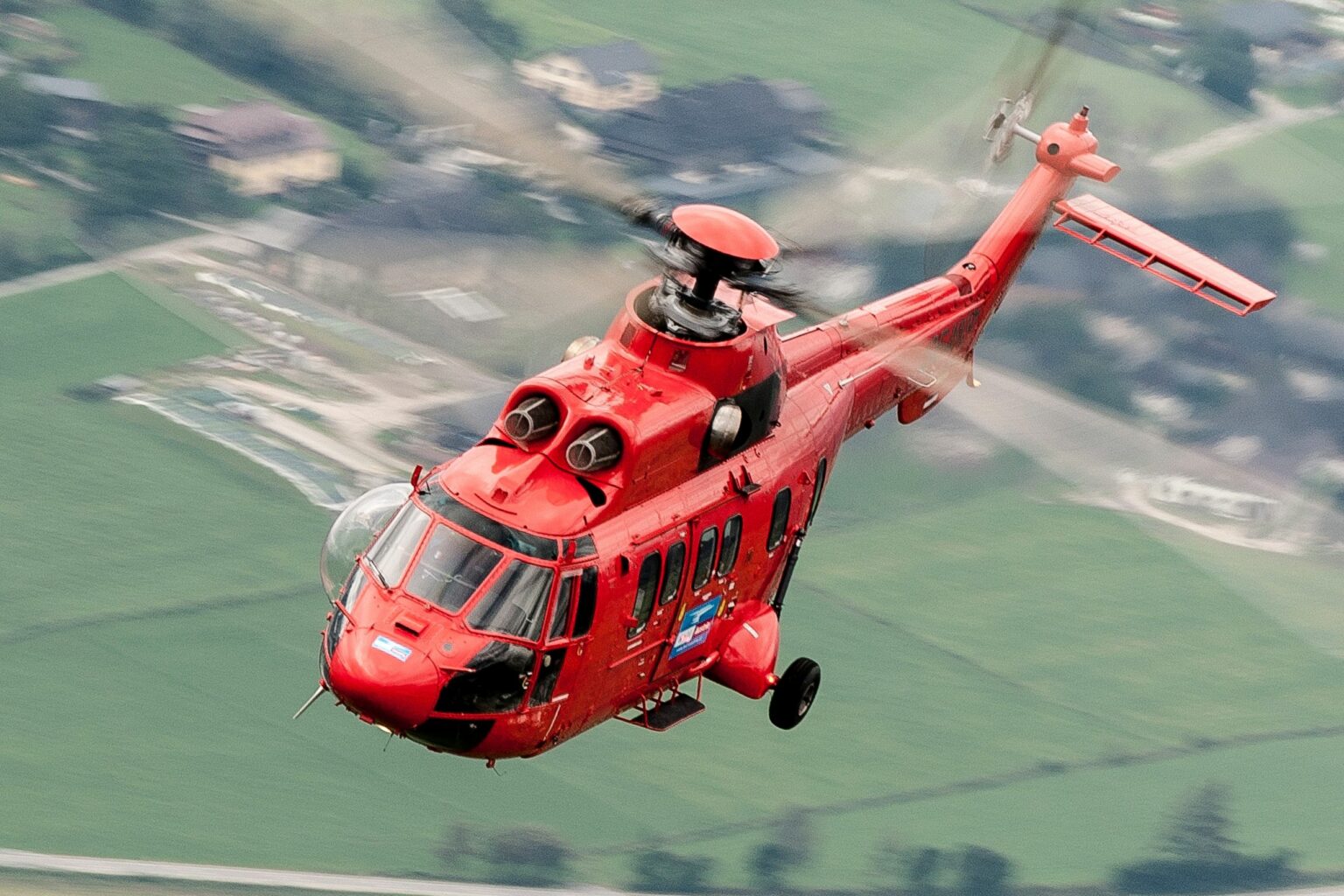 La puissance et la grâce du Super Puma. — avionslegendaires.net