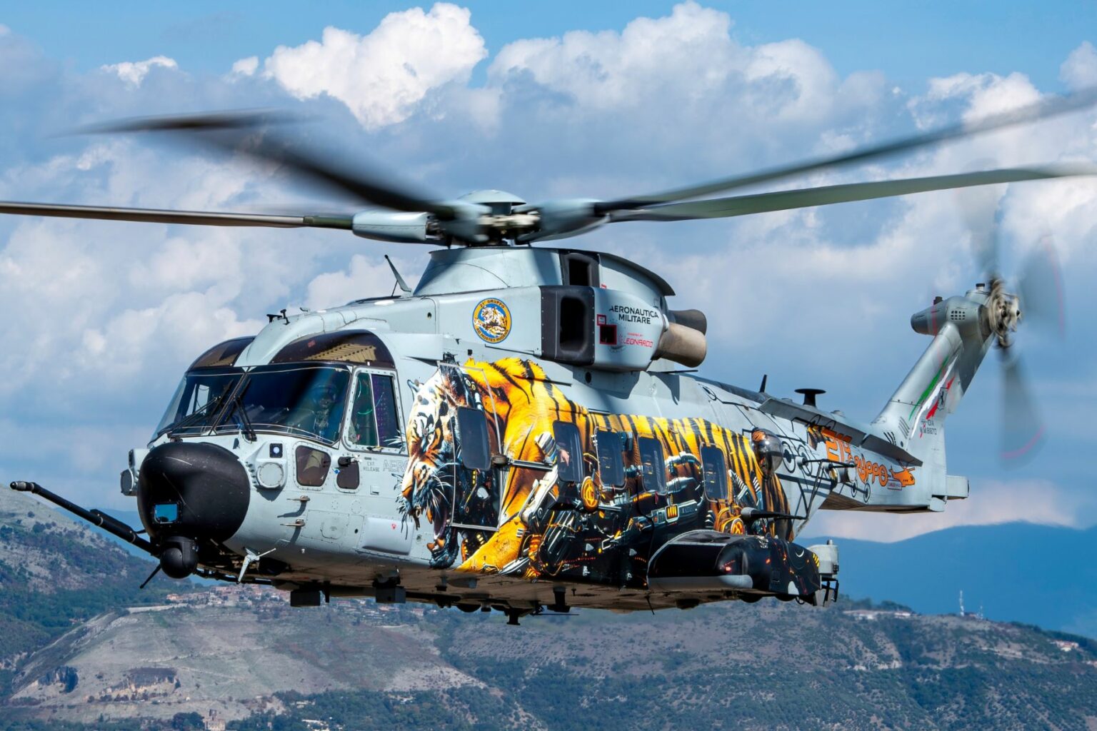 L'Aeronautica Militare dévoile son HH-101 Caesar tigré ...