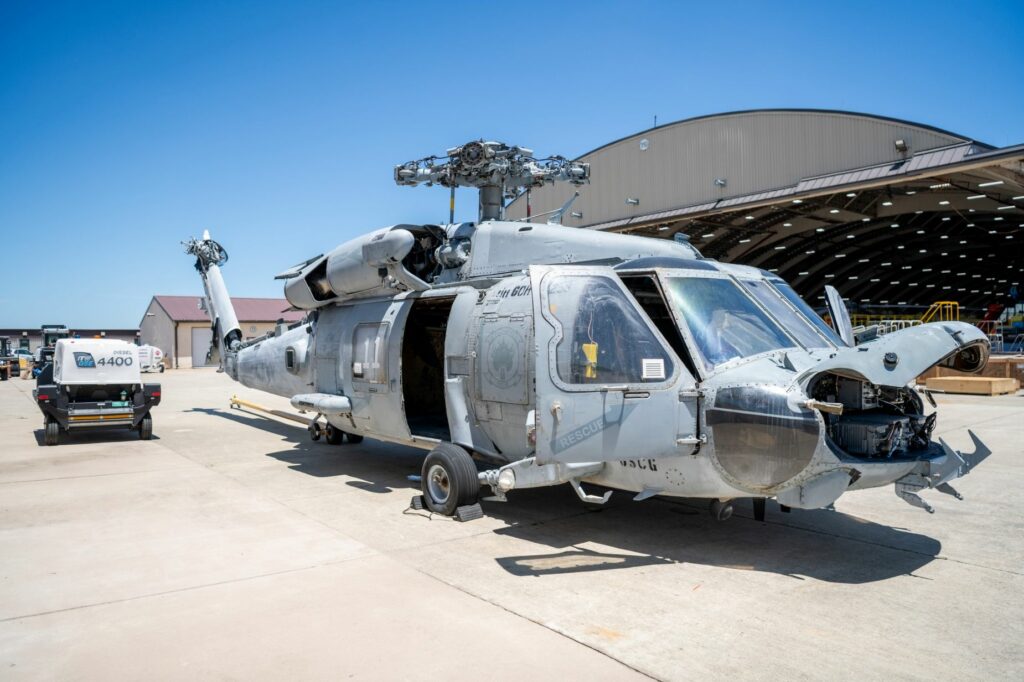 Quand les coasties démontent des SH-60 Seahawk et remontent des MH-60 ...