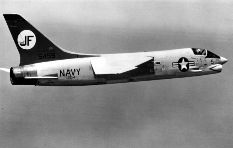 250 ans de l’US Navy et de l’US Marines Corps, volet 18 : le Vought F8U ...