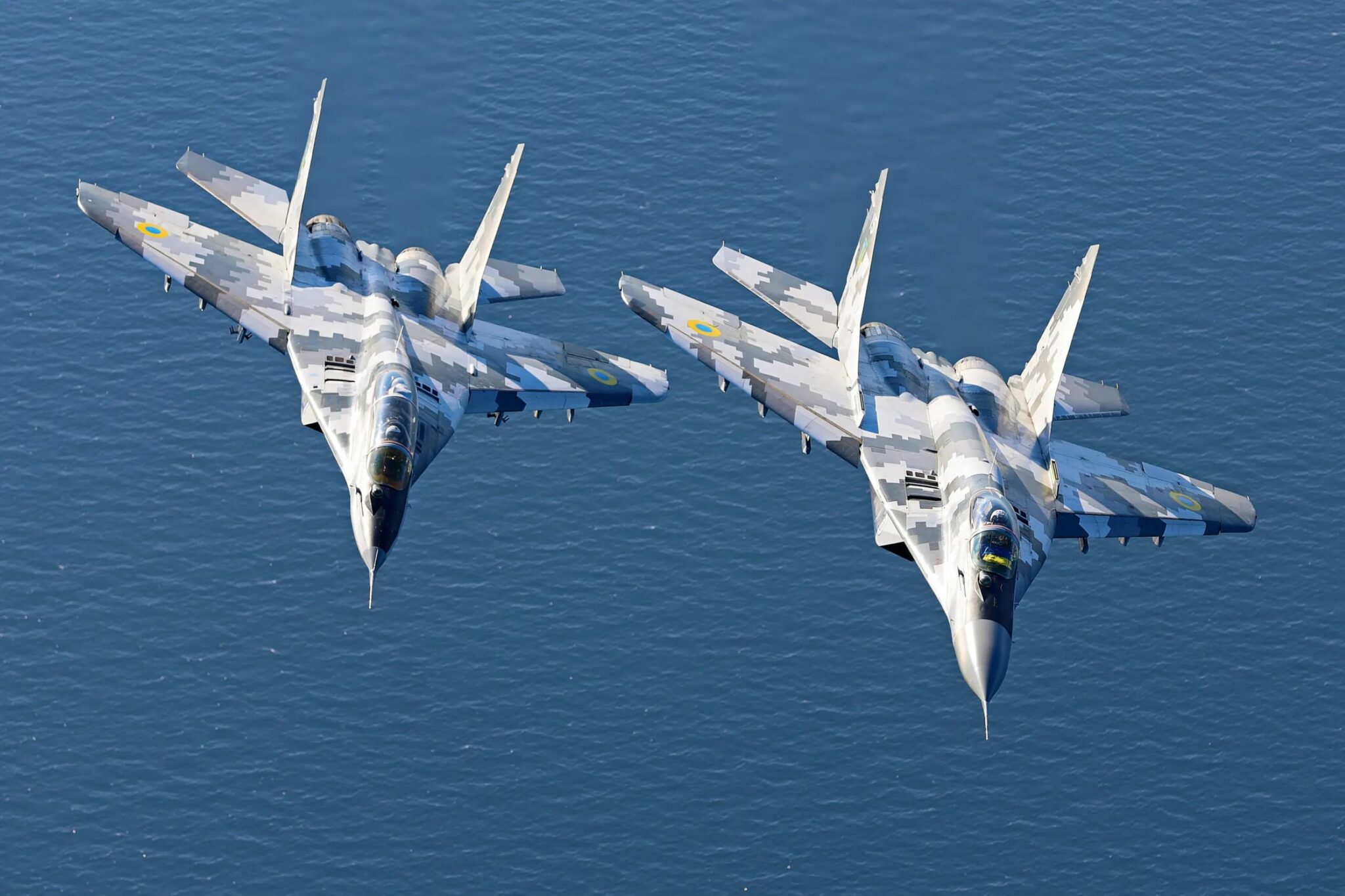 MiG-29 Fulcrum en formation serrée. — avionslegendaires.net