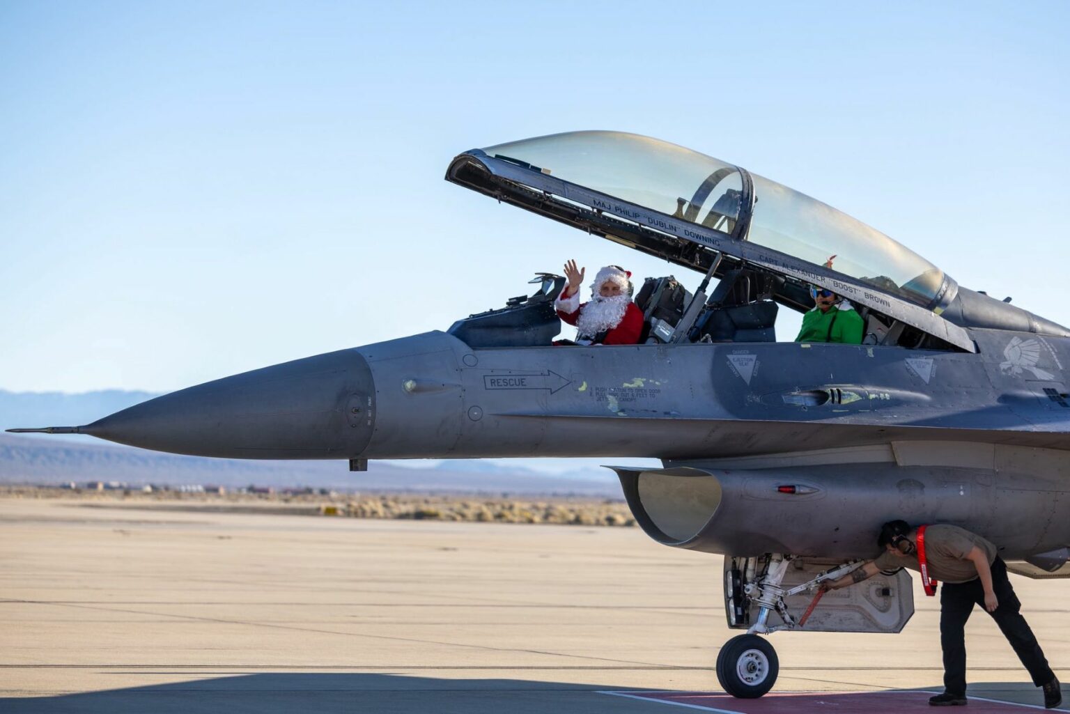 Le Père Noël intensifie sa préparation sur... F-16 ...