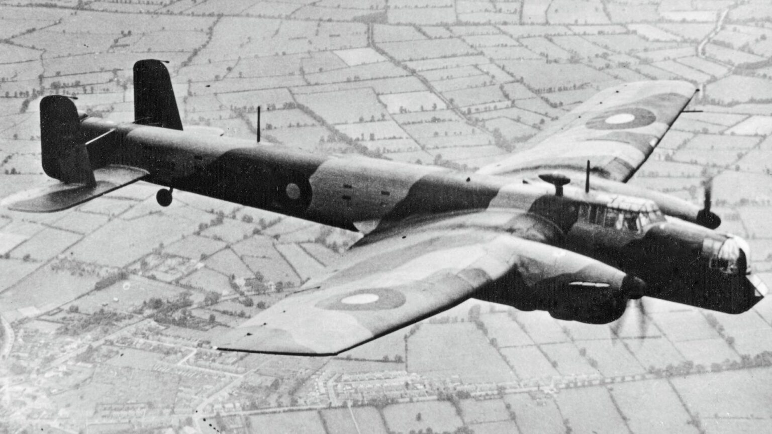 Il y a 90 ans volait le prototype du bombardier Armstrong Whitworth ...