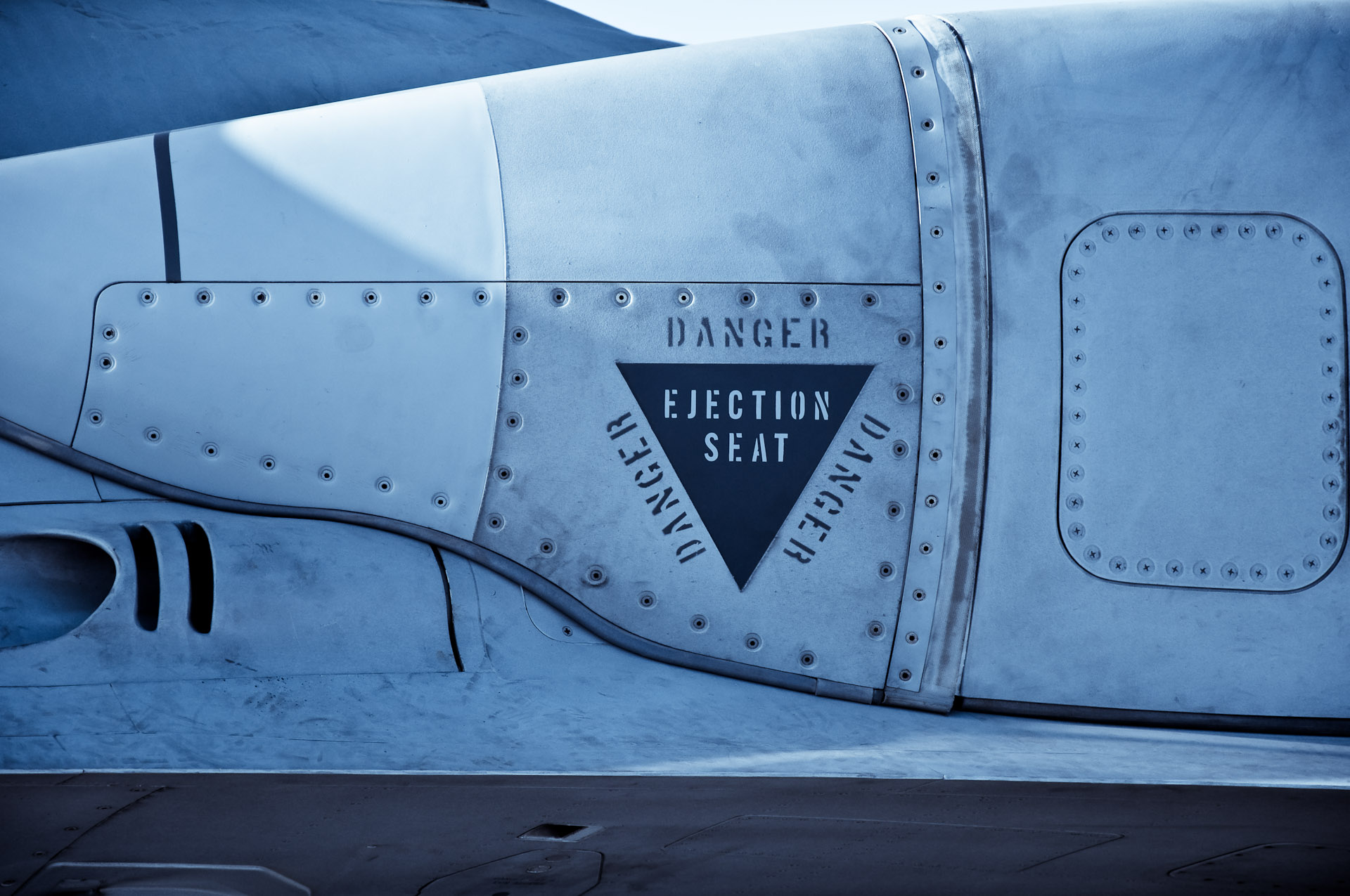 Rôles et principes du siège éjectable — Dossier avionslegendaires.net