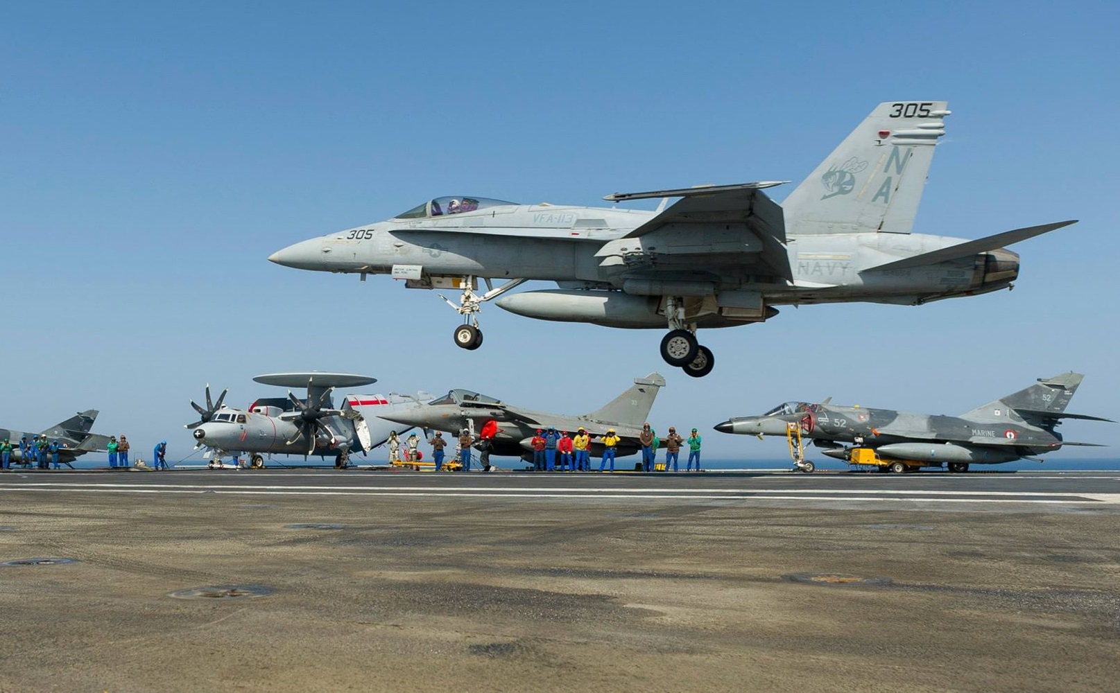 Des Hornet américains sur le porte-avions Charles de Gaulle ...