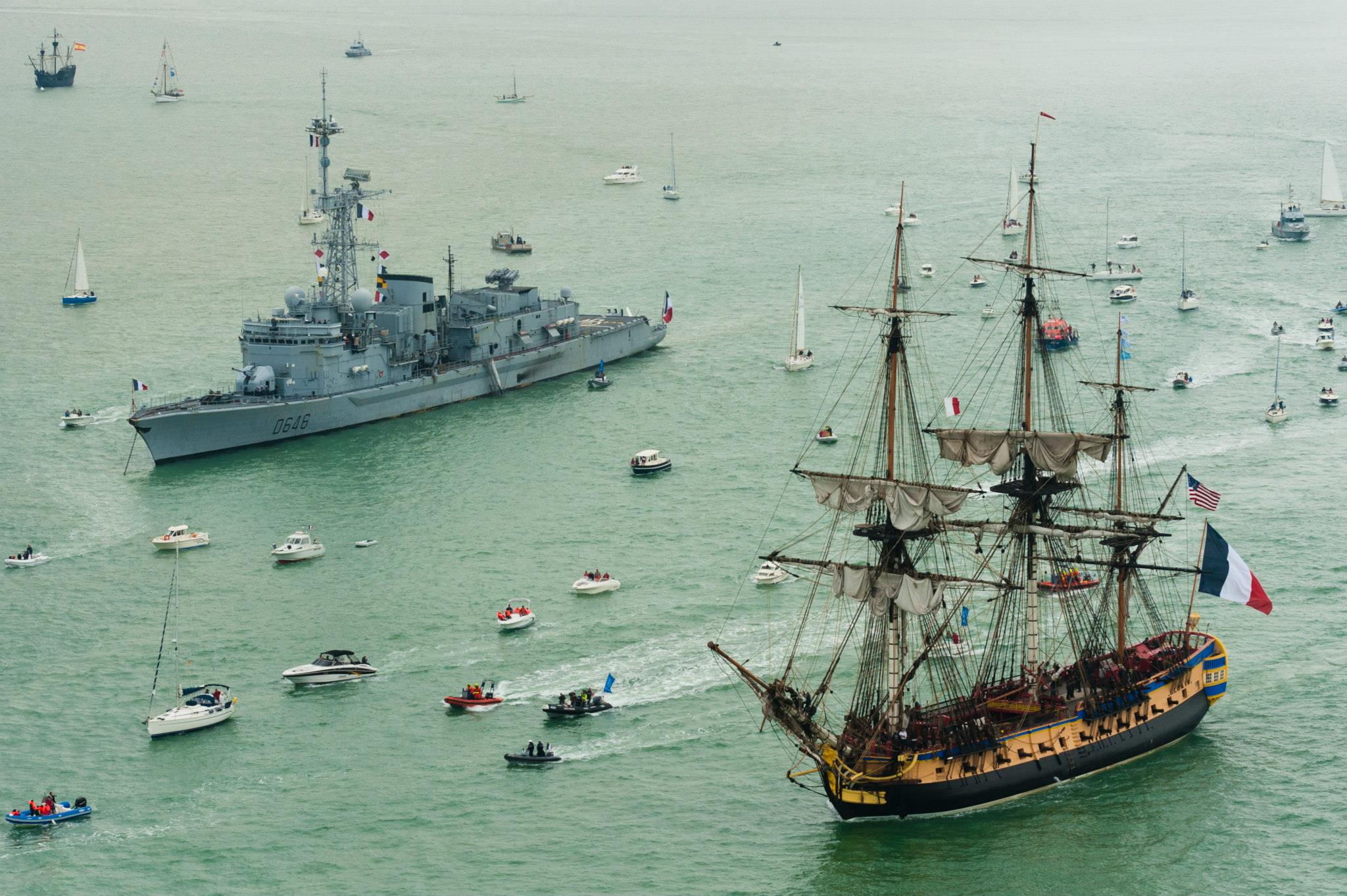 [Square Rig Sunday] An exact replica of Hermione (1779) is escorted out ...