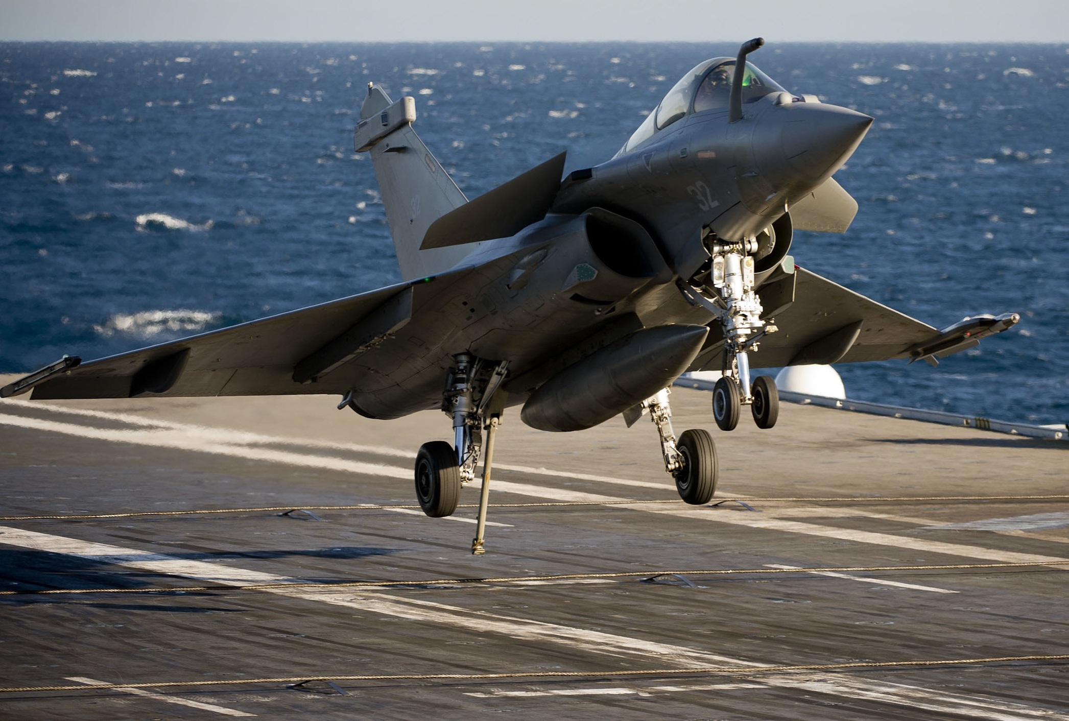 A nos amis journalistes : Petit aide mémoire sur les avions de combat ...