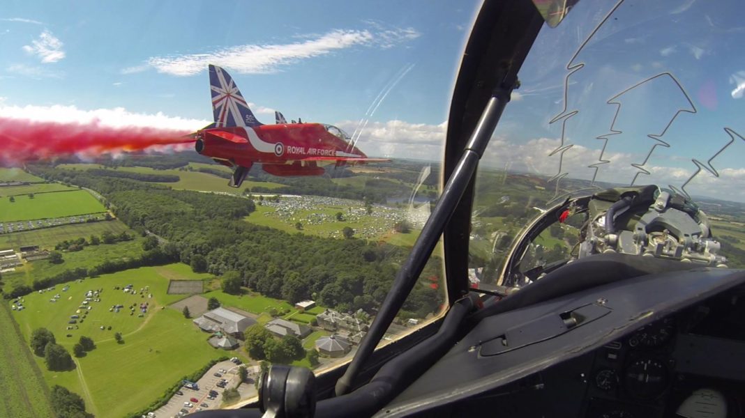 Les Red Arrows viennent saluer le Tour de France — avionslegendaires.net