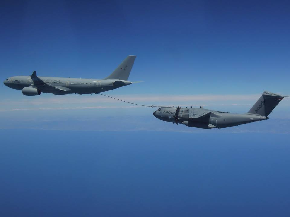 Un A400M ravitaillé en vol par un A330MRTT de la RAF ...
